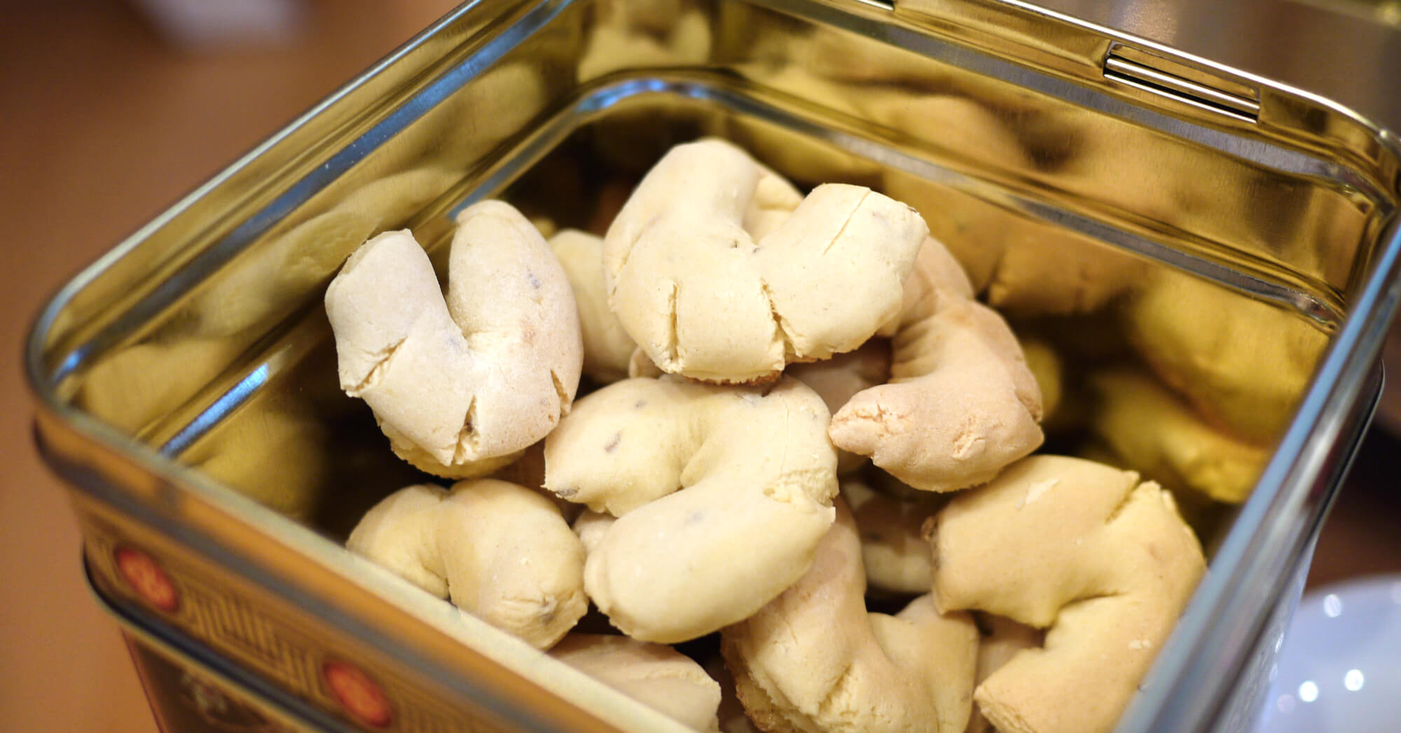 Three Swiss Christmas cookie recipes with air time