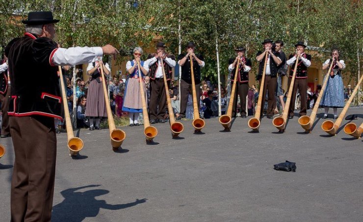 How the Swiss set a world record with 425 alphorns - Newly Swissed ...