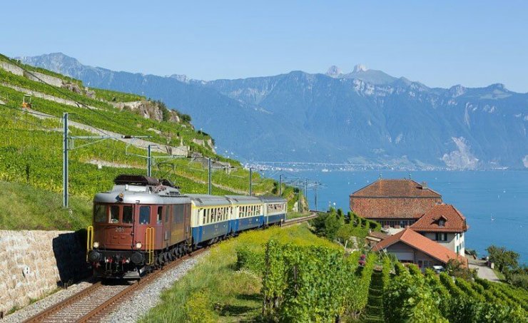 5 jaw-dropping train journeys in Switzerland
