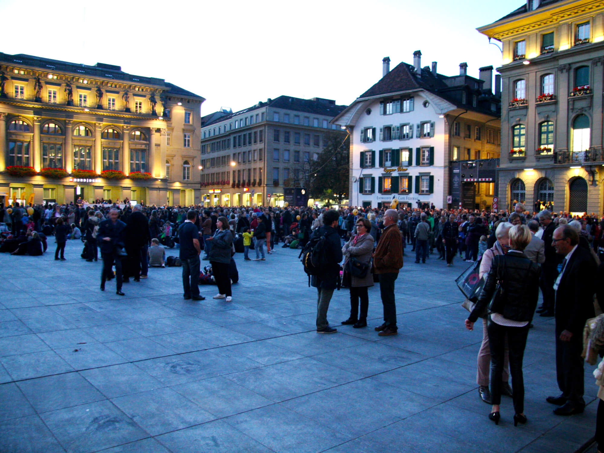 Rendez-vous Bundesplatz - the changing colors of the Bundeshaus in Bern