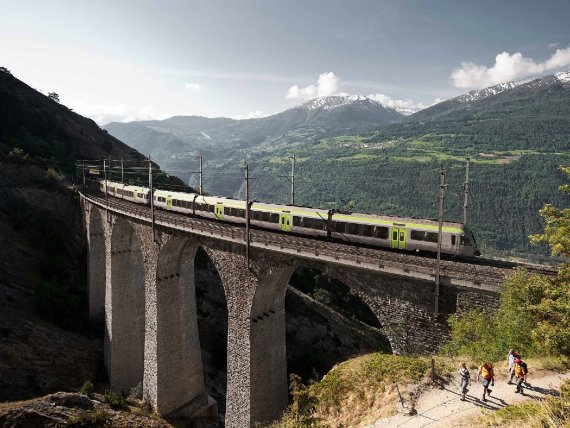 Most Scenic Train Journeys in Switzerland (2025 Guide)