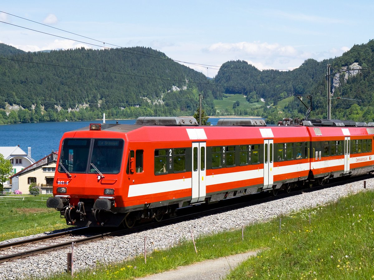 Most Scenic Train Journeys in Switzerland (2025 Guide)